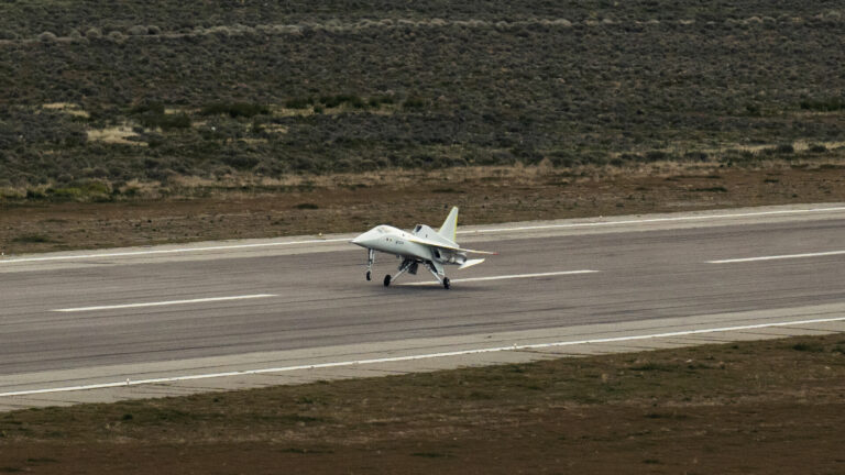 Boom - FlyBy - The Dynamics of First Flight